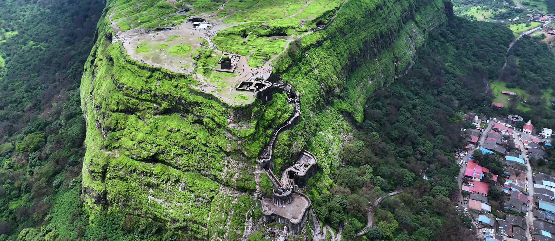 Lohgad Fort Pune – History, Trekking Guide & Complete Travel Information